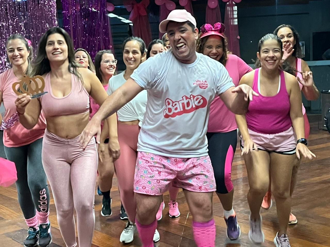 Villa Forma adere à tendência barbiercore com photopoint e aula ...